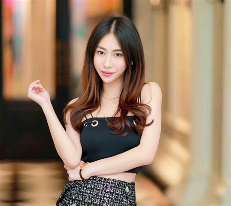 Cuma Sewa Spg Cantik Ini Ungkap Tren Pamer Mobil Mewah Ala Selebgram