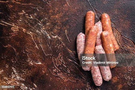 생 바비큐 소시지 초리조와 브래트뷔르스트와 향신료 어두운 배경 맨 위 보기 복사 공간 0명에 대한 스톡 사진 및 기타 이미지