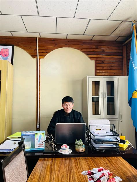 Сар бүрийн эхний 7 хоногийн даваа гарагт монгол үндэсний дээл өмсөж