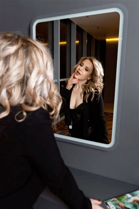 Девушка в зеркале в 2025 г Фотосессия Модельные позы Фотосъемка