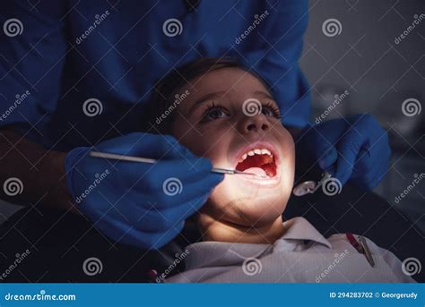 Kleine Jongen Bij De Tandarts Stock Foto Image Of Tand Medewerker