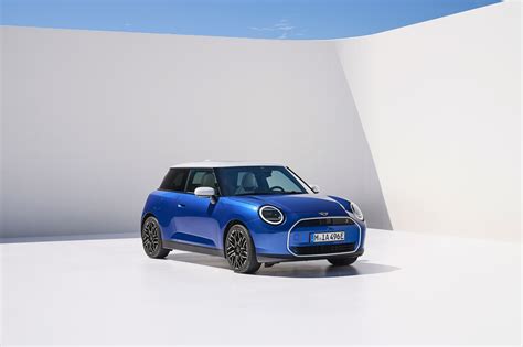 約10年ぶりのフルモデルチェンジ、4代目『mini』の3ドアが上陸。内燃機関モデルに加え初のevも クルマ Autosport Web