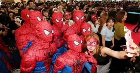 셀카 찍는 스파이더맨들