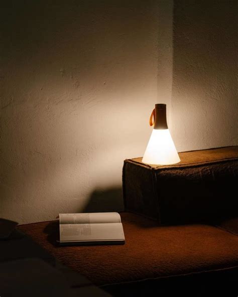 Vespertine Portátil Y De Suspensión Una Lámpara De Max Hausmann Y Tim