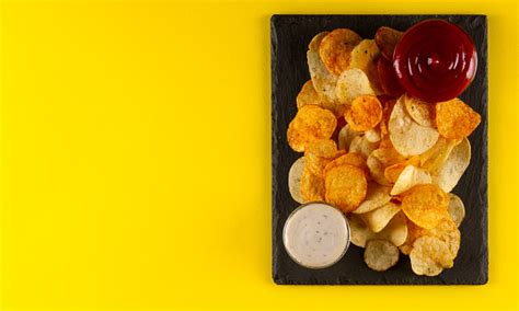 검은 슬레이트 서빙 보드에 흰색과 빨간색 딥 소스를 곁들인 감자 칩 0명에 대한 스톡 사진 및 기타 이미지 0명 감자 요리