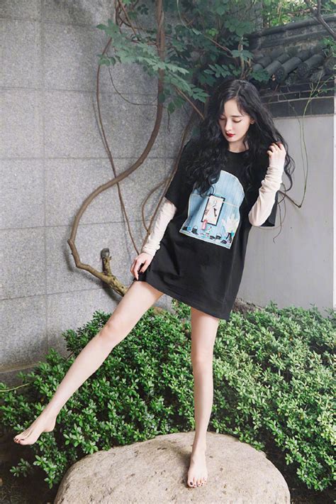 33岁杨幂光腿拍美照，一双“罗马脚”精致小巧，被夸是完美脚型 杨幂 罗马 少女 新浪新闻