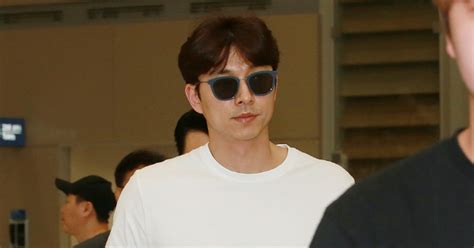 공유 청바지에 흰티만 입어도 공항패션 완성