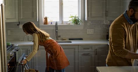 개와 함께 부엌에 있는 남자와 여자 사진 Unsplash의 부엌 이미지