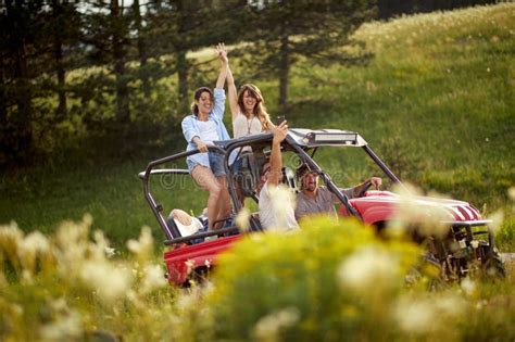 Actividades De Verano Para Adultos Y Excursiones En Quad Por La Carretera Imagen De Archivo