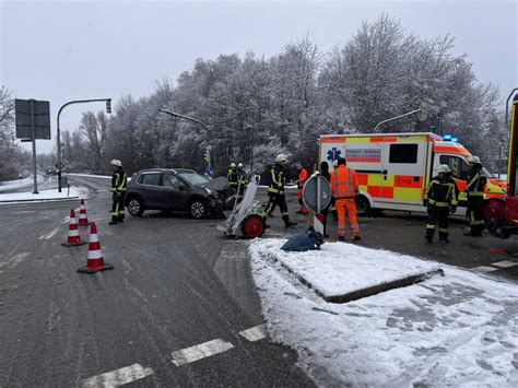 004 Verkehrsunfall Mit Pkw Person Eingeklemmt Freiwillige