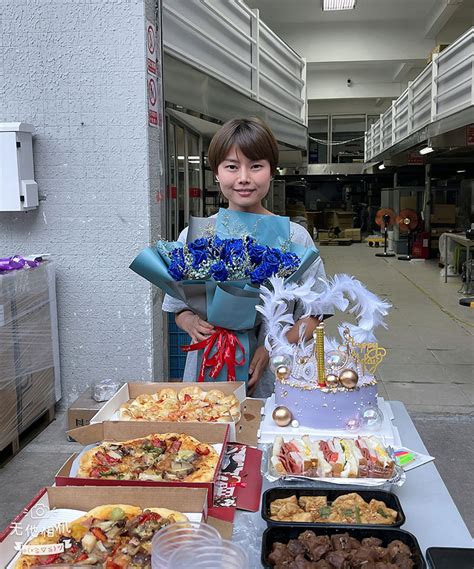 公司给销售总监肖女士举行生日party 广东厚为电气设备有限公司
