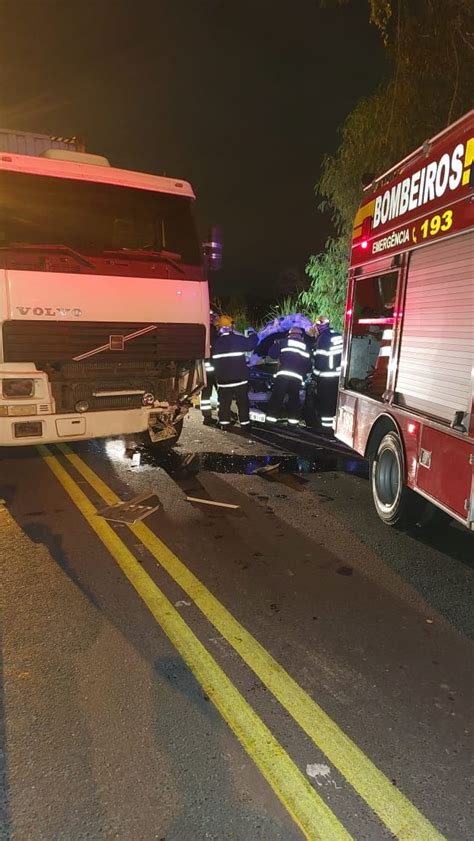 Homem Fica Preso Nas Ferragens De Carro Após Colidir Contra Carreta Em