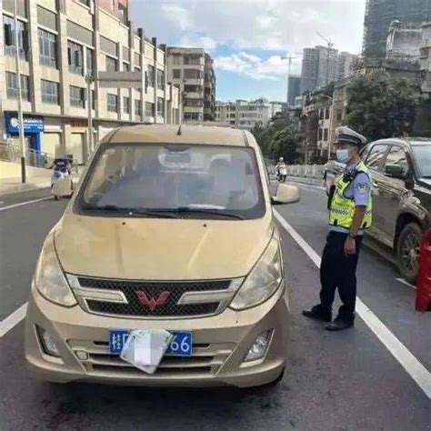 面包车用纸张遮挡号牌，藤县交警：严处！谢某胜车牌处罚