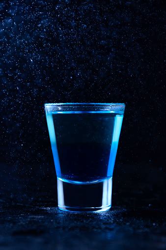 화이트 럼과 리큐어 블루 큐라소와 함께 촬영 동결 운동에 알코올 레이어 칵테일 어두운 배경에 액체 스플래시에 방울 0명에 대한