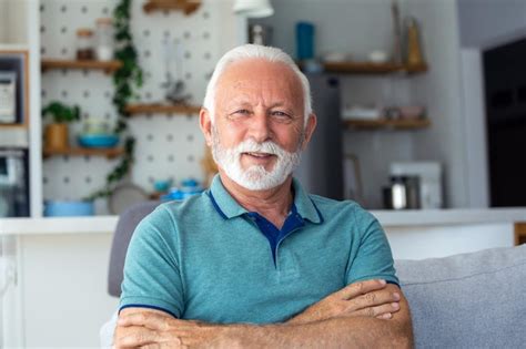 Retrato de primer plano de un anciano feliz mirando a la cámara Foto