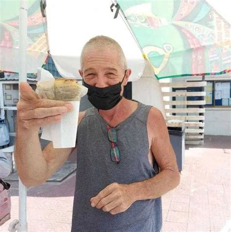 在街头卖煎饼 法国工程师：爱上柬埔寨的人情味菲利普价格巧克力