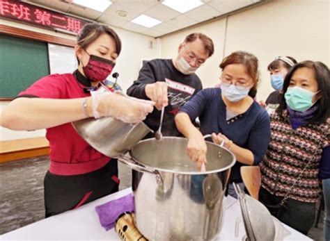 加強勞工專業知識及技能 竹縣產總工會勞工自主學習計畫發表立體果凍花實作成果