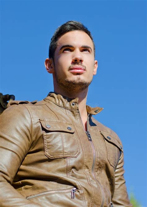 Knappe Jonge Mens In Leerjasje Tegen Blauwe Hemel Stock Foto Image Of Gezicht Rebellen
