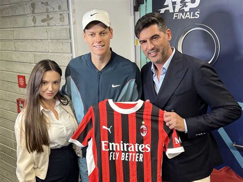 Paulo Fonseca Oferece Camisola Do Ac Milan A Jannik Sinner Em Pleno Atp