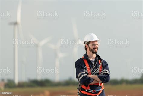풍력 에너지를 전기 에너지로 변환하는 대형 풍력 터빈의 작동을 검사하기 위해 풍력 터빈 블레이드까지 올라가는 임무를 가진 자연