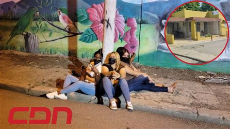 Dirigentes Del Pld Protestan Atados Frente A La Junta En Dajabón