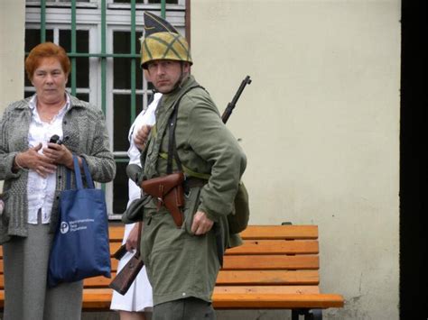 Grupy Rekonstrukcji Historycznej z wizytą na kolejce Zabytkowa stacja