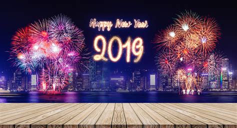 빈 나무 밤에 도시에 새 해 복 많이 받으세요 2019 불꽃 디스플레이 또는 휴일 프로 모션 광고에 대 한 제품의 몽타주에 대