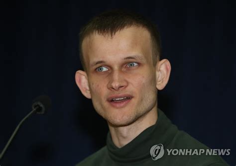 질문에 답하는 이더리움 창시자 비탈릭 부테린 연합뉴스