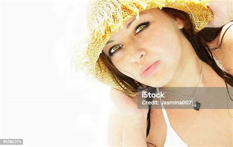 Potret Close Up Seorang Wanita Cantik Dengan Topi Foto Stok Unduh