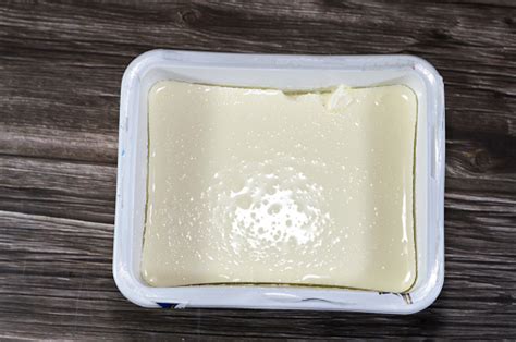 페타 는 양의 우유 또는 양과 염소 우유의 혼합물로 만든 그리스 소금물에 절인 화이트 치즈로 부드럽고 부서지기 쉽고 약간 거친