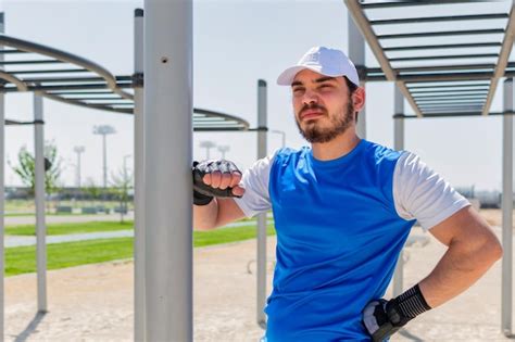 Portret Zmęczonego Sportowca Na Siłowni Zmęczony Mężczyzna Zwisający Z
