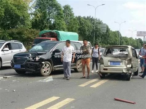 綿陽陶瓷市場路段一司機開小差 致三車追尾 每日頭條