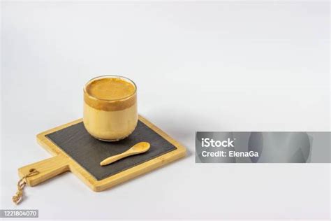 차가운 달고나 커피 흰색 배경에 유리 컵에 인스턴트 커피 설탕 우유로 만든 트렌드 한국 음료 텍스트의 공간을 복사합니다 0명에 대한 스톡 사진 및 기타 이미지 Istock