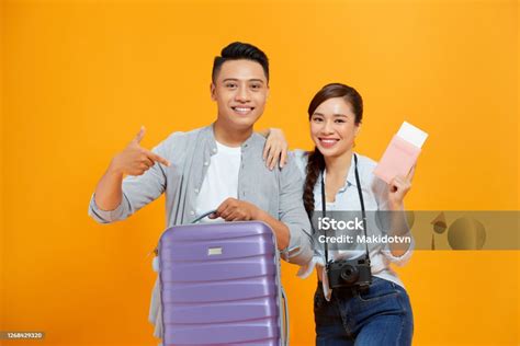 미소 짓는 젊은 관광객 부부는 노란 배경에 고립 된 여름 옷 모자에서 친구 남자 소녀를 커플 20 24세에 대한 스톡 사진 및