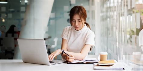 바쁜 사업가의 초상화는 사무실에서 일하는 동안 직장에 앉아 일하고 앉아 있는 두 손 교차 다양성에 대한 스톡 사진 및 기타