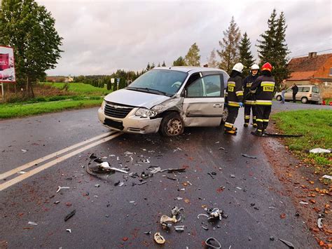 WYPADEK ZDERZYŁY SIĘ 3 AUTA 2 osoby trafiły do szpitala FOTO Okno