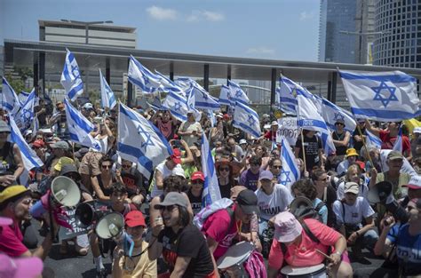 Israeli Protesters Block Highways Call For Cease Fire To Return