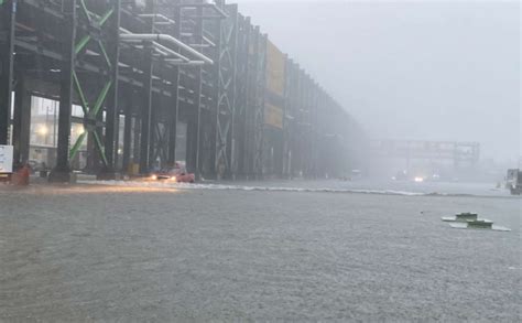Fuertes Inundaciones Golpean La Refinería De Dos Bocas
