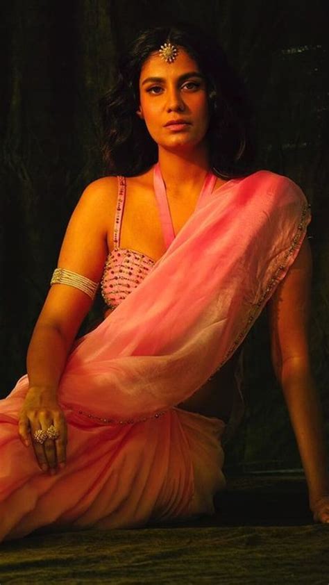 చీరలోనూ ఓవర్‌గా హాట్ షో చేస్తున్న తెలుగు నటి శ్రేయా