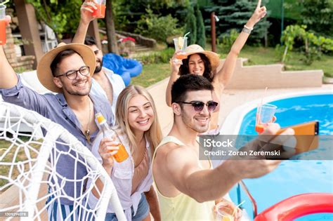 여름 방학에 즐거운 시간을 보내고 풀 사이드 파티를 즐기는 젊은 이들의 그룹 20 24세에 대한 스톡 사진 및 기타 이미지 20 24세 25 29세 30 34세