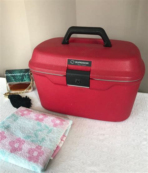 Vanity case Superior trousse de toilette rigide bordeaux avec ses clès Videgrenierdunet