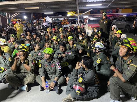 ด่วน สะพานอยู่ระหว่างก่อสร้างย่านลาดกระบังถล่ม ตาย 2 เจ็บ 12 รถยนต์ชาว