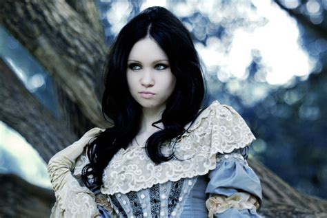 배경 화면 나무 모델 초상화 파란 눈 겨울 사진술 드레스 푸른 검은 머리카락 유행 보케 장난감 봄 인형 하얀 피부 소녀 아름다움 여자