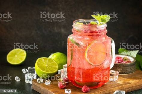 여름 음료 바 청량 음료 상쾌한 안경은 다크 스톤 테이블에 민트 라임과 얼음으로 라즈베리를 마십니다 공간을 복사합니다 0명에 대한 스톡 사진 및 기타 이미지 Istock