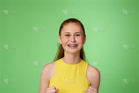 绿色背景下的红发少女。