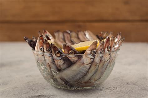 원시 Capelin 레몬의 조각으로 유리 그릇에 작은 바다 물고기 0명에 대한 스톡 사진 및 기타 이미지 0명 그릇 날것