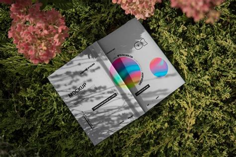 그라데이션 색상 효과 및 초목이 있는 책 또는 잡지 무료 Psd 파일