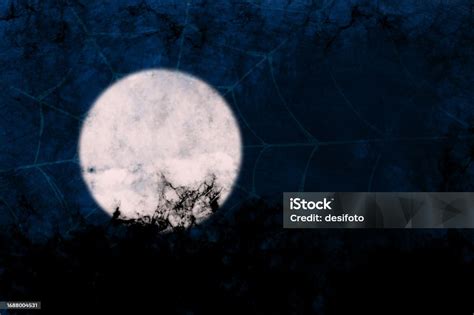 안개 낀 공포 보름달 자정 전망 텅 빈 으스스한 짙은 네이비 블루 그라데이션 컬러 할로윈 테마는 배경에 희미한 거미줄과 으스스한 검은 그을음 안개가 있는 얼룩진 배경 0명에