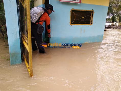 Curah Hujan Tinggi Debit Air Sungai Kualuh Meluap Tanggul Jebol