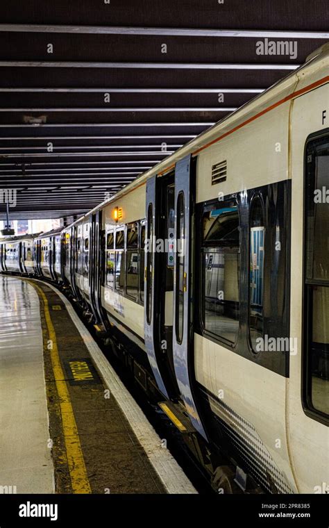 Southeastern Class 465 Networker Suburban Passenger Train Victoria Station Victoria Street